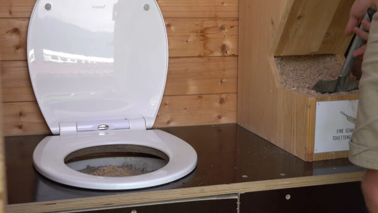 How Does a Compost Toilet Work? - Green Thrones